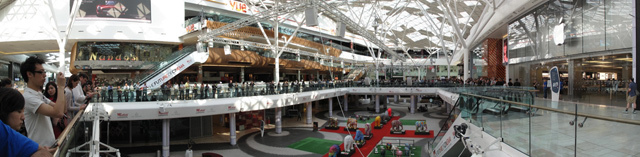 Huge iPhone Launch Queue At Westfield | Londonist