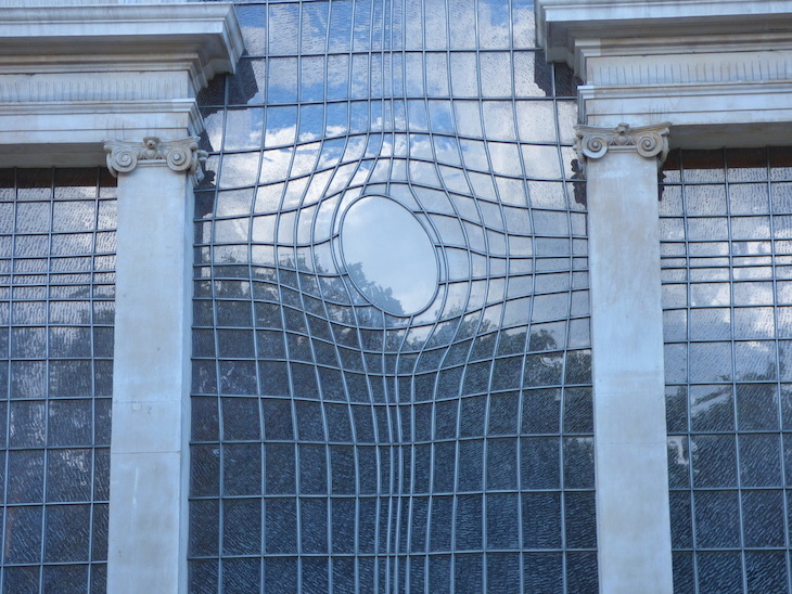 The Warped Window Of Trafalgar Square | Londonist