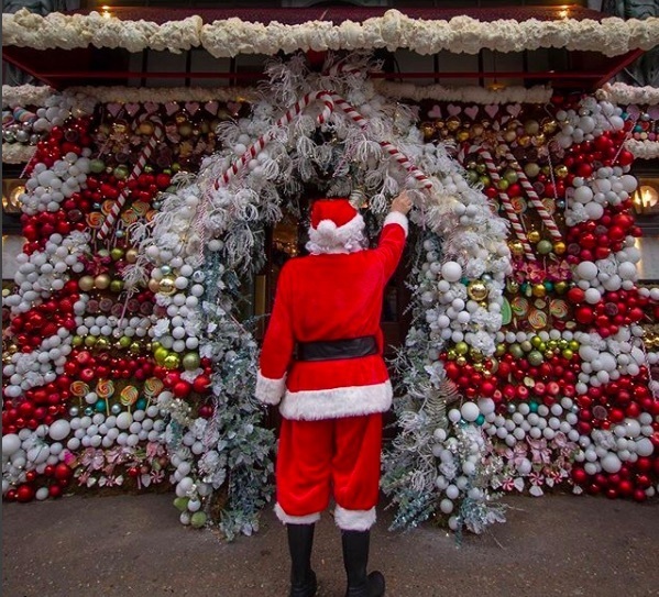 This Charming Instagram Account Follows Santa Sightseeing In London ...