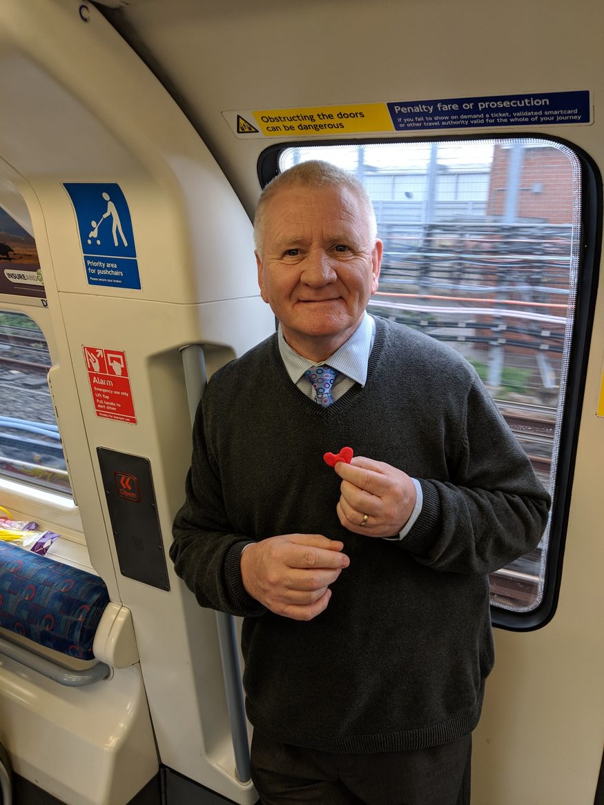 These Amazing People Hand Out Hearts To Lonely People On The Tube ...
