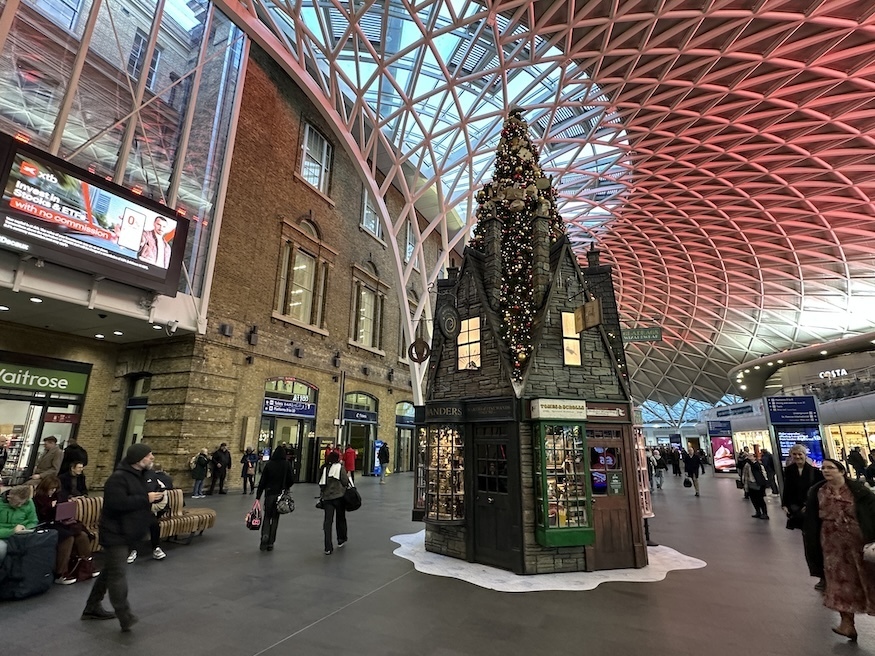 There's A Harry Potter Christmas Tree In King's Cross Station | Londonist