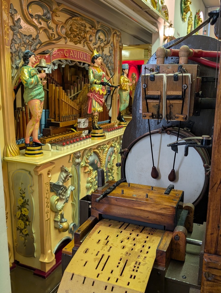 Inside The Amersham Fair Organ Museum | Londonist